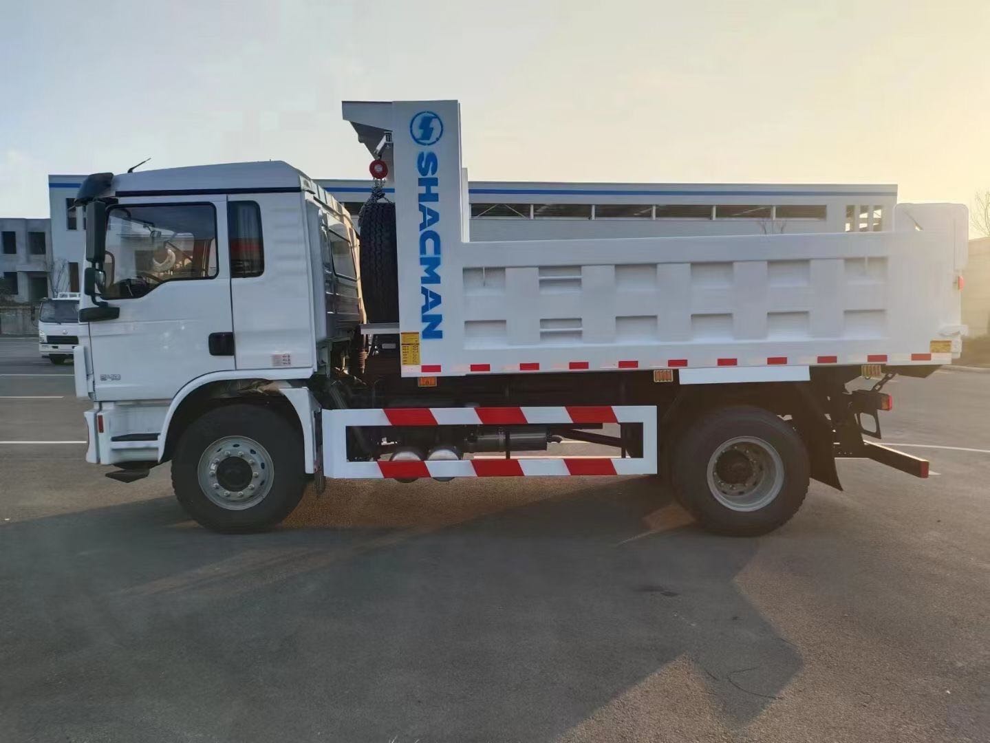 L3000 4X2 camion à bascule léger à 240 ch EuroV Blanc SHACMAN camion à ...